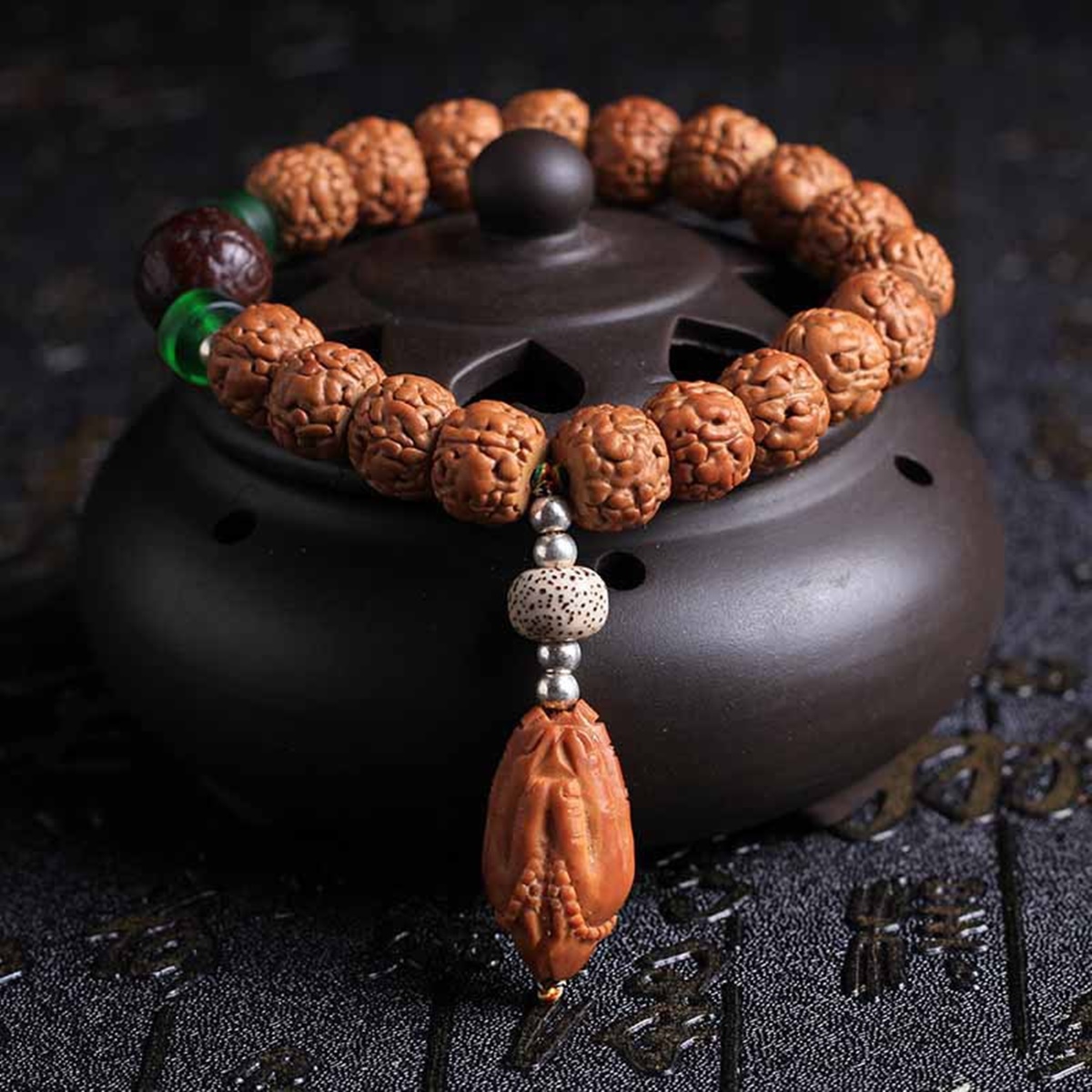 Hạt kim cang là gì? Vì sao đắt đỏ mà nhiều người vẫn tìm mua?